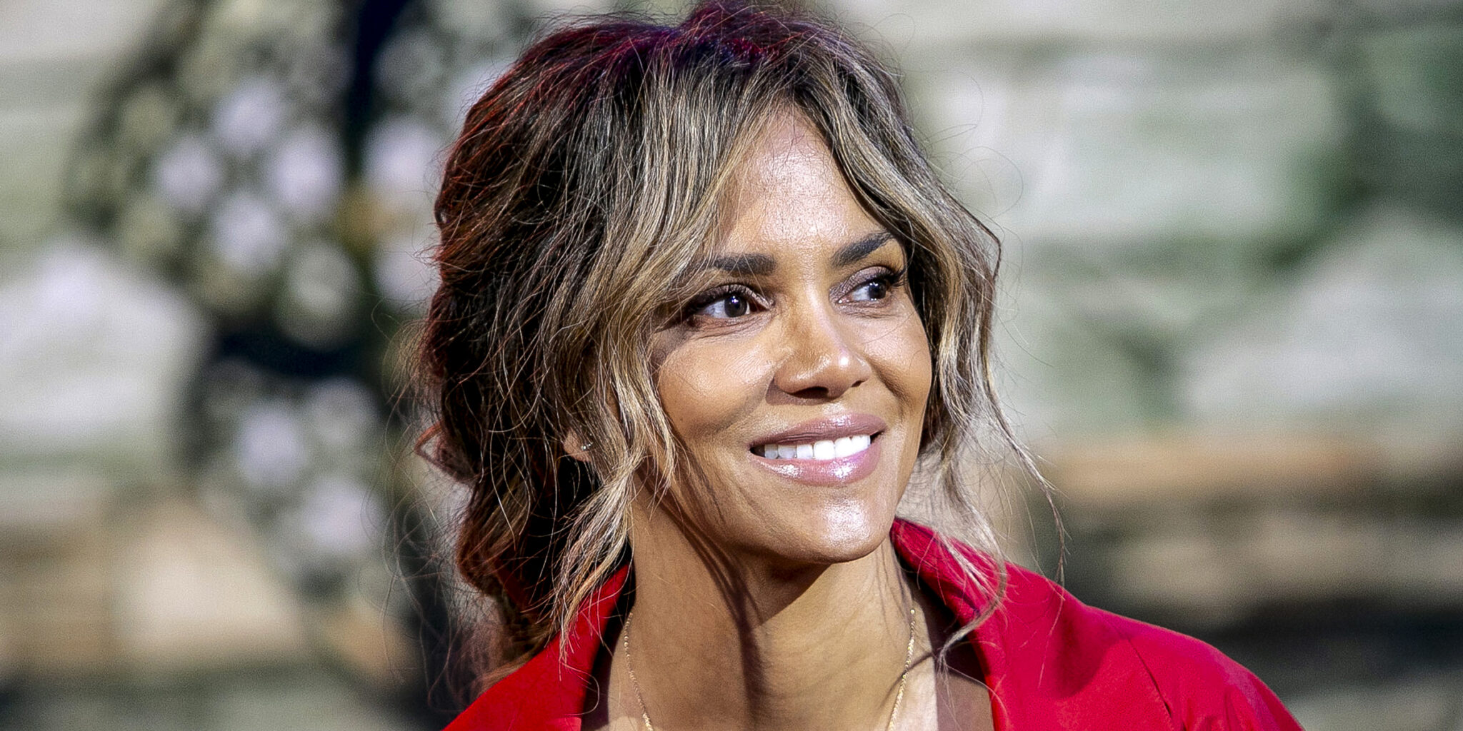 Halle Berry Stuns in Her Iconic Flower-Beaded Gown from the 2002 Oscars ...